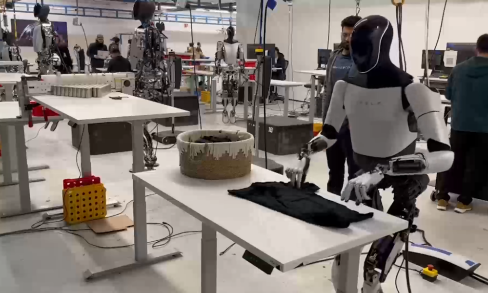 Presenta Elon Musk nuevas funciones del robot Optimus; aprendió a ...