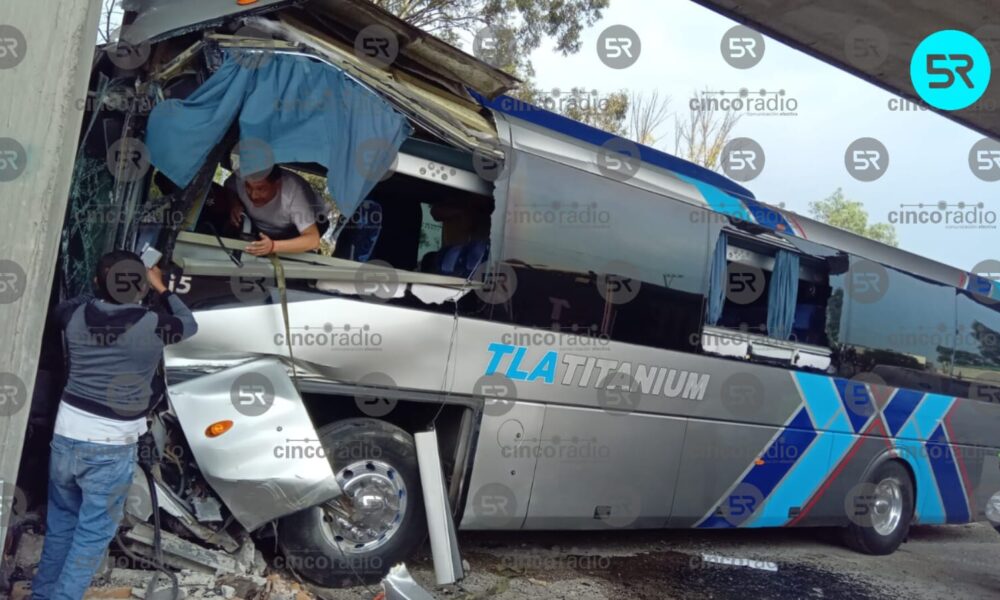VIDEO: Autobús TLA se impacta contra uno de los pilares de la México ...